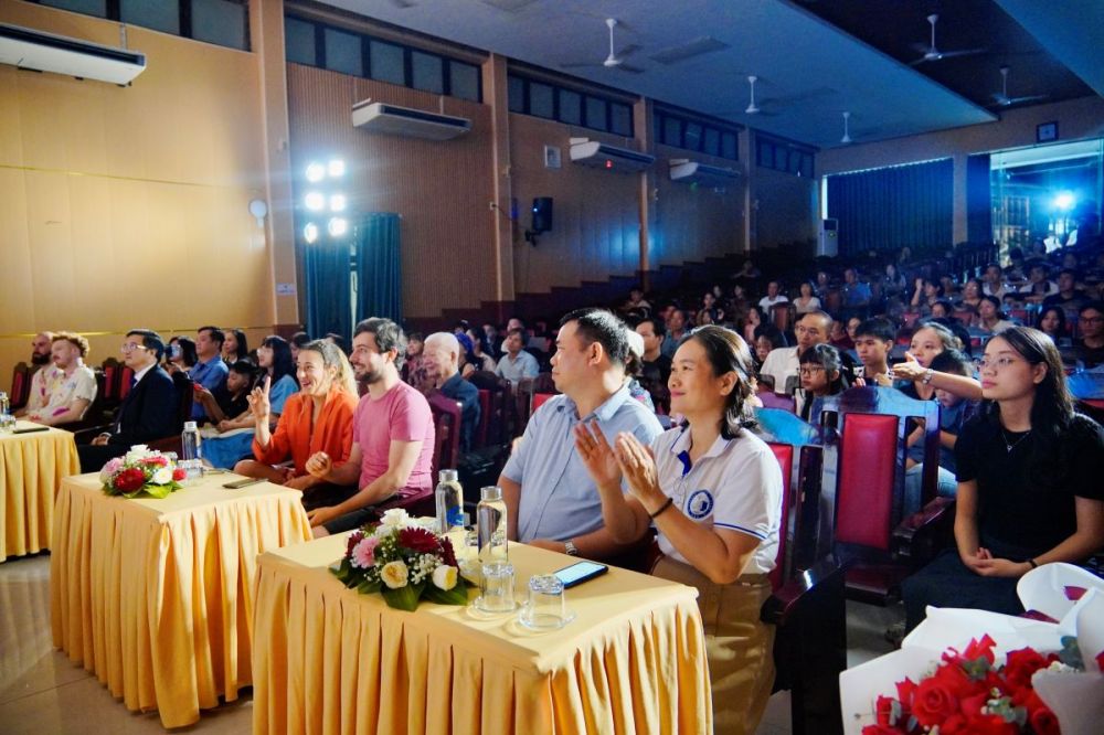 Hoạt động Hue-UMP | Chương trình biểu diễn âm nhạc Electro-Pop Tropical tại Trường Đại học Y ...